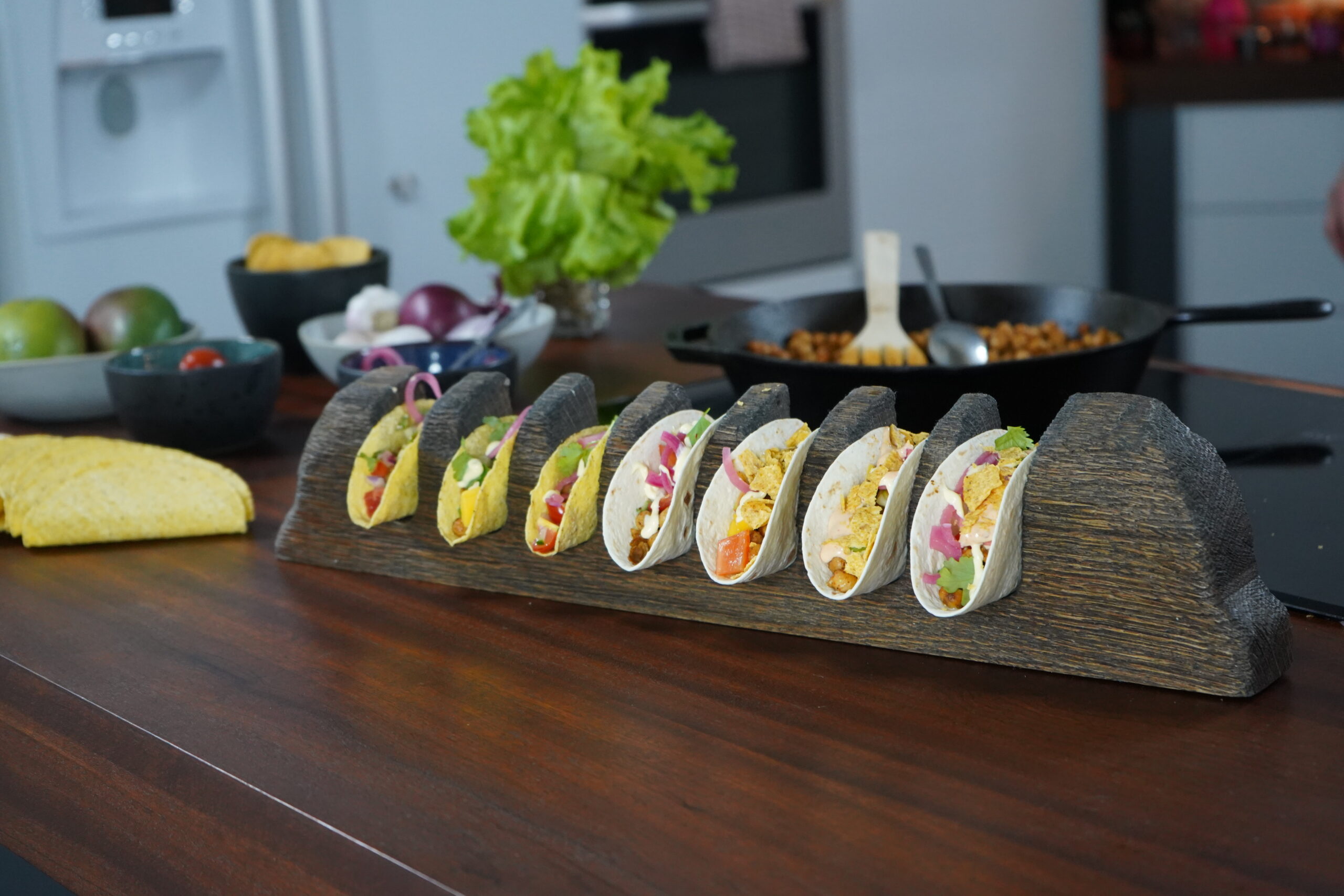 Kjúklingabauna taco – með mangósalsa, guacamole og pikkluðum rauðlauk ...
